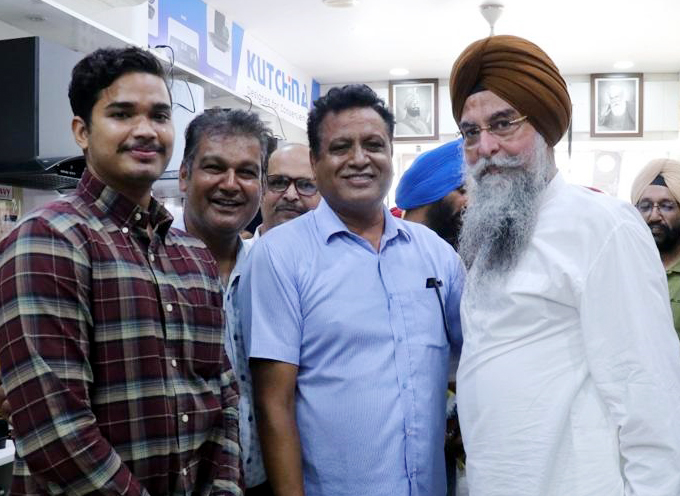 cabinet minister met master kalicharan's family | कैबिनेट मंत्री ने ...