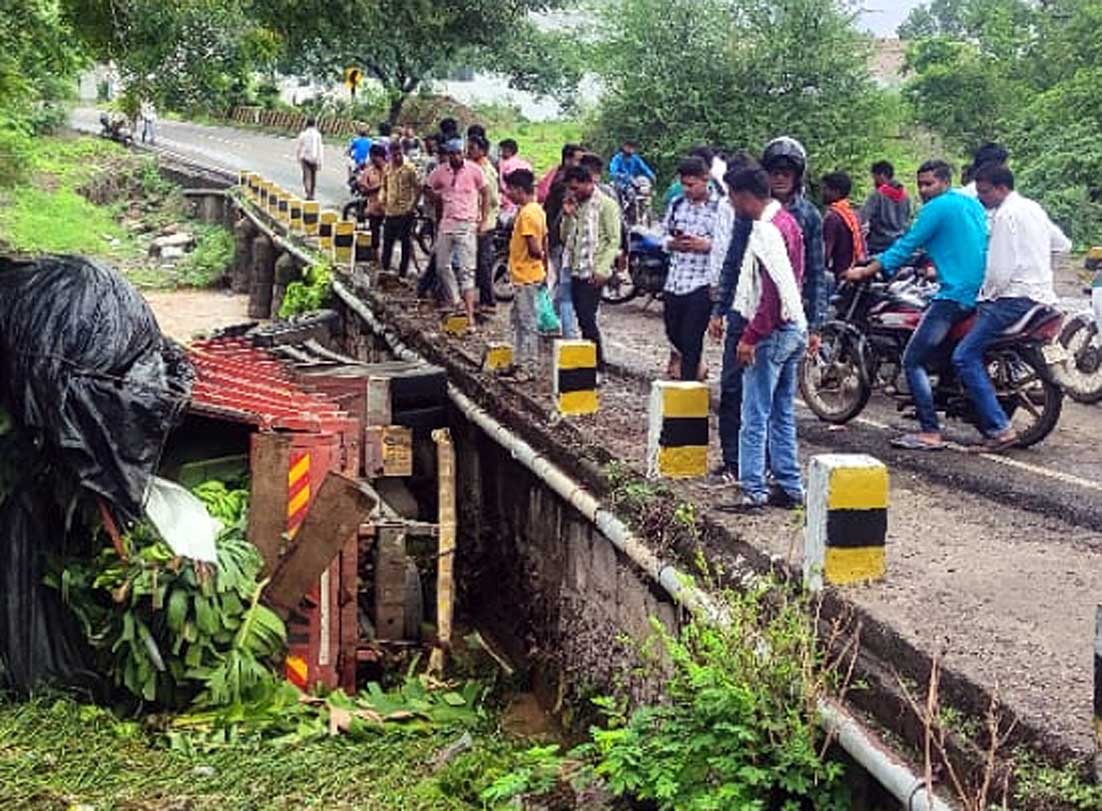 Mini truck full of bananas overturned to save the vehicle coming from ...