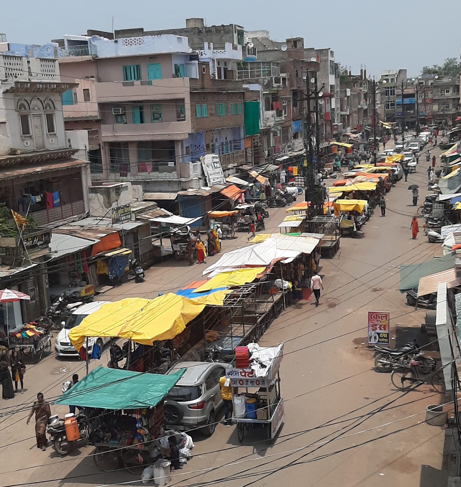 10 - 10 feet encroachment on both sides of the Sadar Bazar road ...
