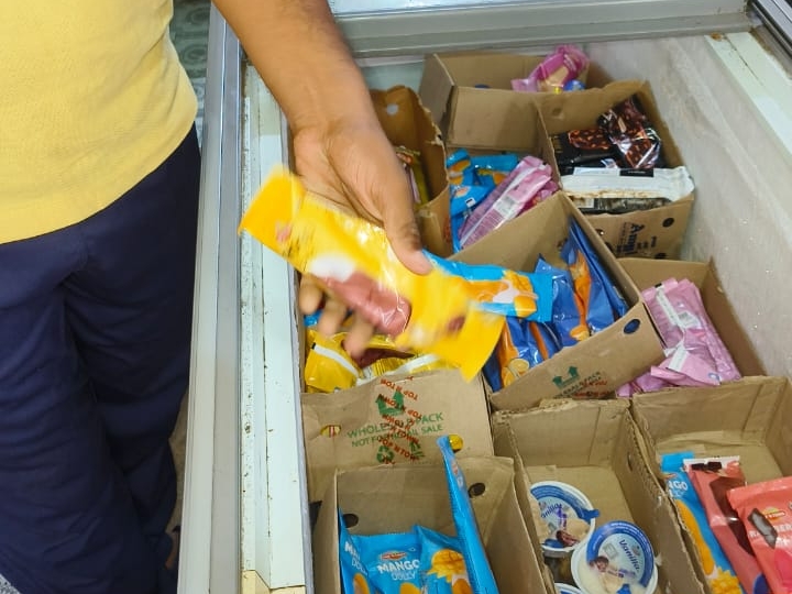 Angry shopkeeper handed over a notice of 60 thousand rupees to the ...