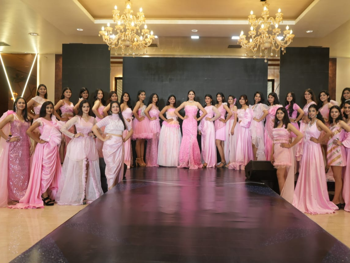 डिजाइनिंग स्टूडेंट्स के बनाए पिंक गाउन को पहन कर रैम्प पर उतरीं मॉडल्स ...