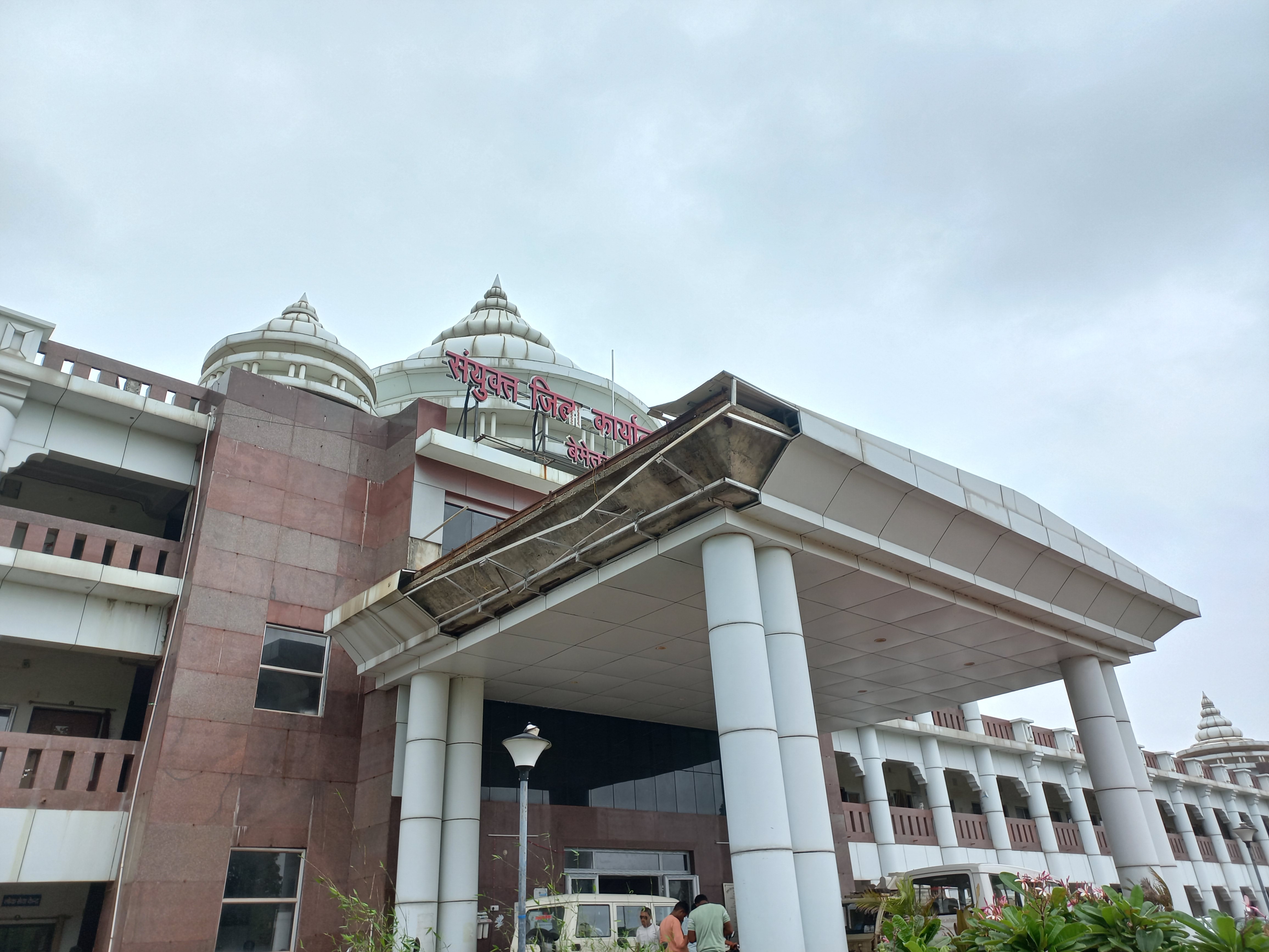 Damage System: Cracks in the walls of the 10-year-old collectorate ...