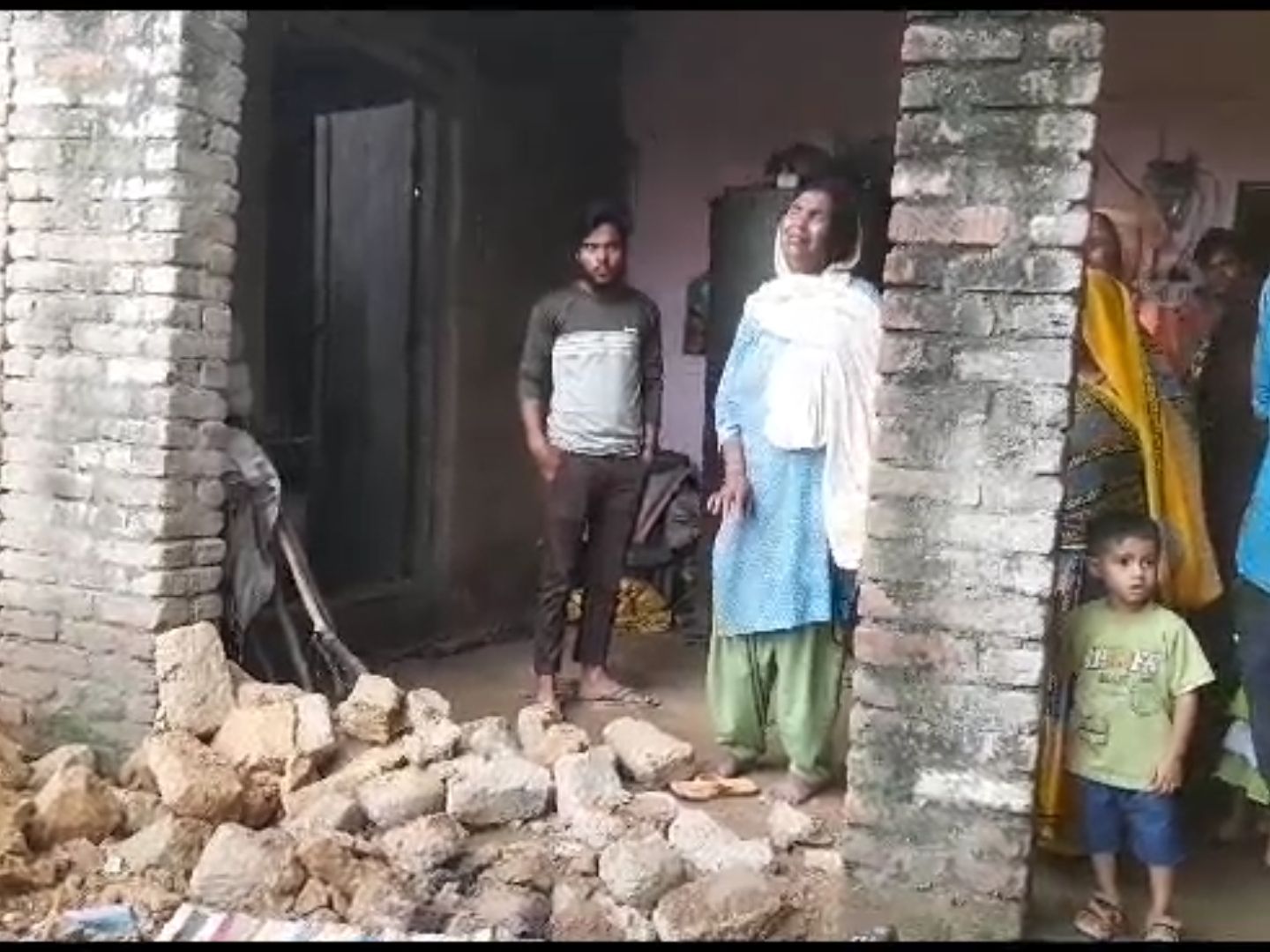 मलबे में दबकर युवती की मौत, लगातार हो रही बारिश के चलते हुआ हादसा | The ...