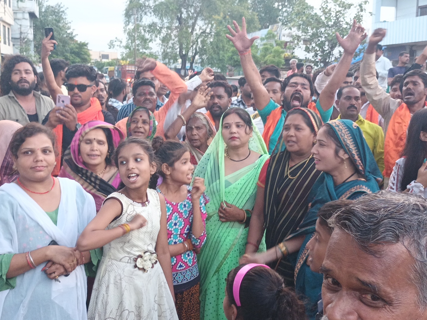 Women and workers of Hindu organization expressed their anger by ...