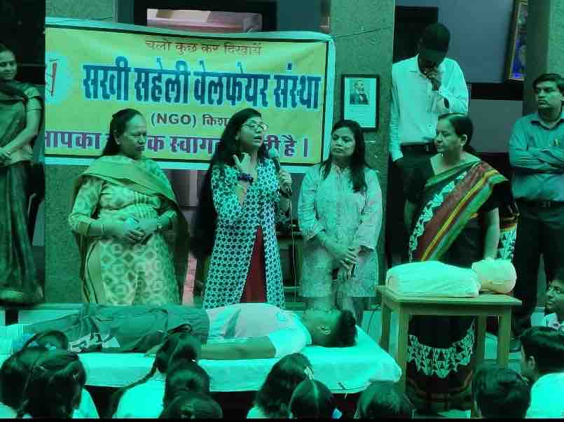 Training of CPR technique by giving demo to the student, said- CPR can ...