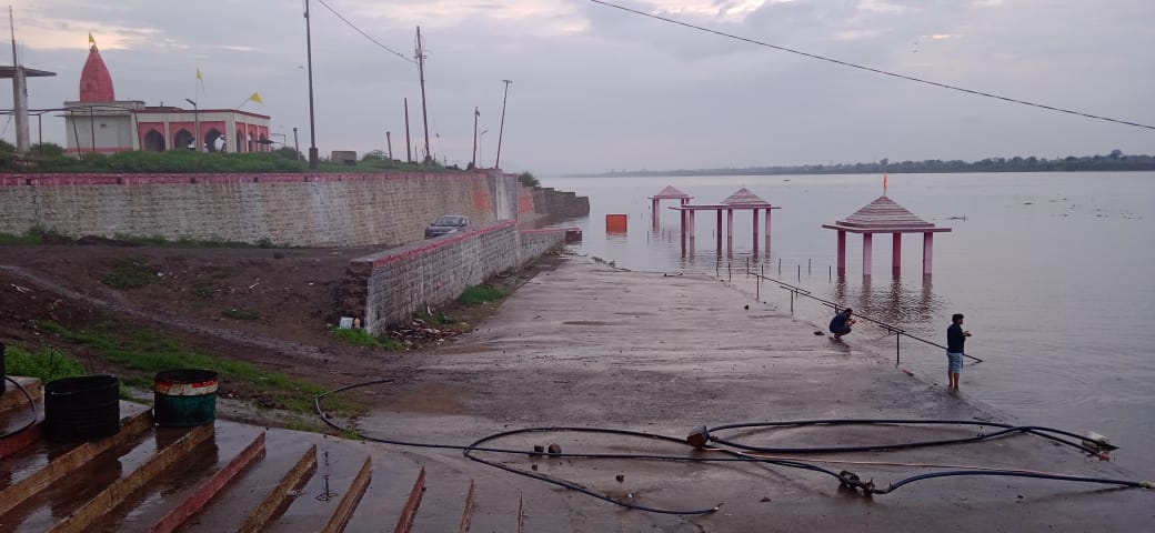 Rajghat bridge sinks at 127.50 metres, Narmada water level reaches 122.60 meters | 127.50 मीटर ...