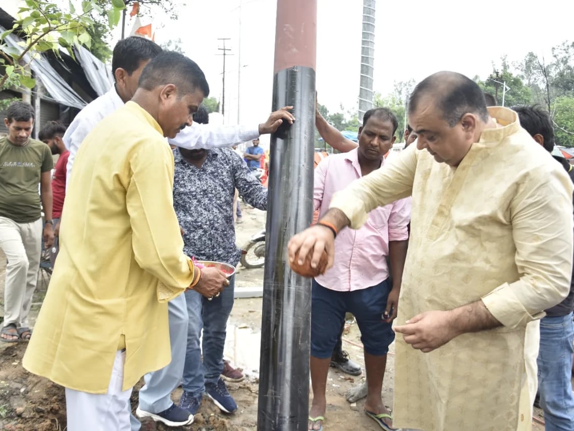 MLA Akash Saxena inaugurated dilapidated wires, neck pillars | आरडीएसएस ...