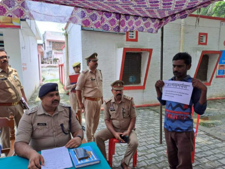 Reached the police station with a surrender strip hanging on the chest ...