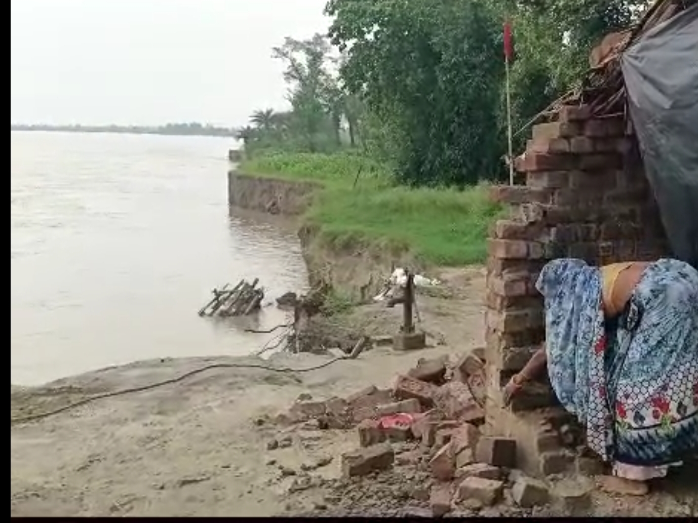 The water level of the river has crossed the warning point, water reached near the houses ...