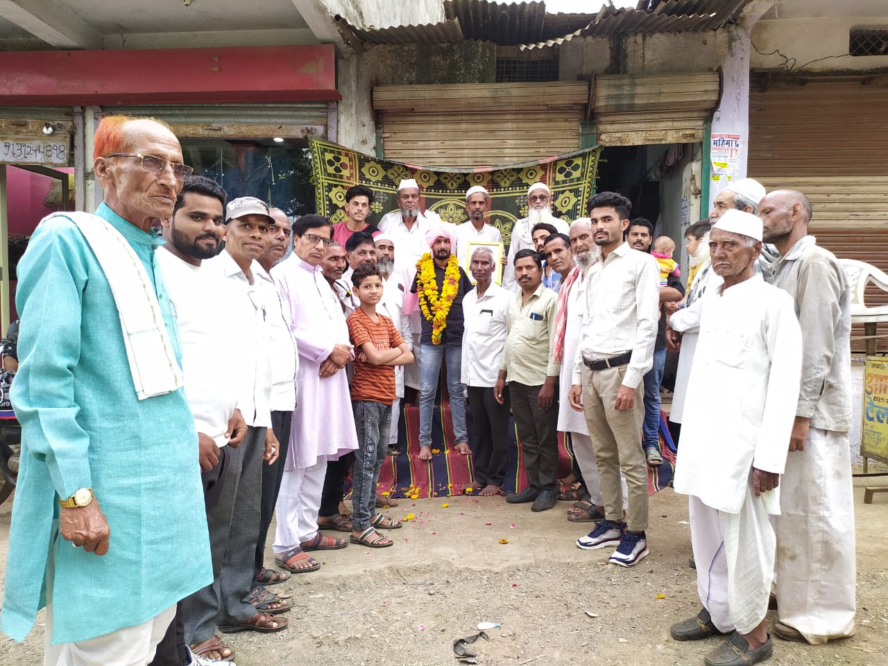 No hand, still studied, Amin honored on becoming Patwari | हाथ नहीं, फिर भी की पढ़ाई, पटवारी ...