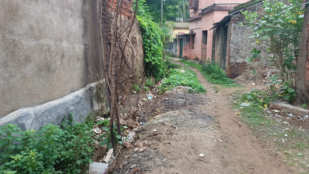 Bahragora's old post street road turned into bush, drain overflow ...