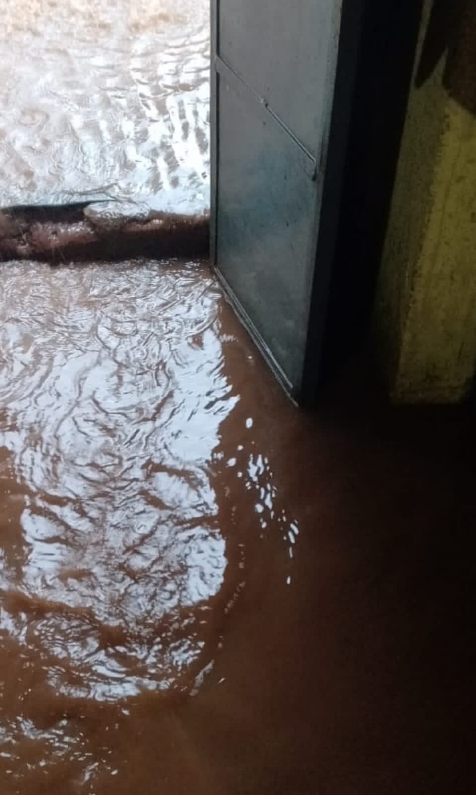 Soil poured on both sides of the culvert, turned into mud | पुलिया के ...