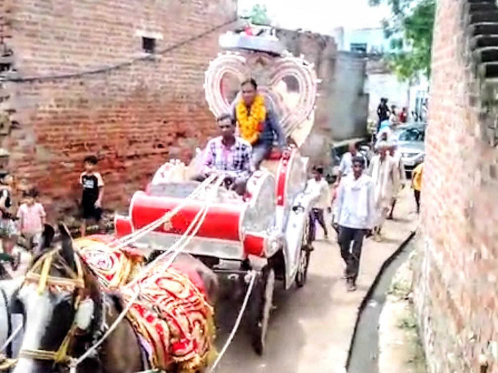 अंबाह के इंद्रेश सिंह तोमर को बग्घी में बैठाकर किया घर-घर स्वागत ...