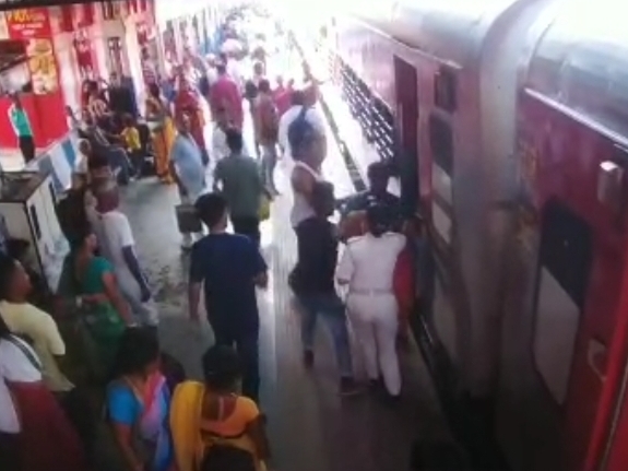 Woman saved from coming under train at Jamui railway station, child was ...