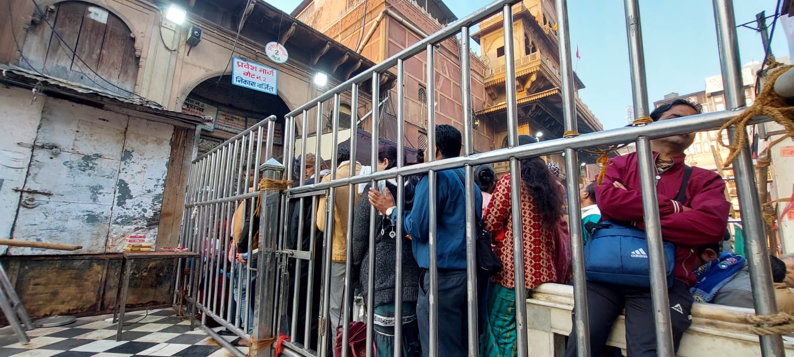 Mathura Vrindavan Banke Bihari Temple; Devotees Fight Video Goes Viral ...