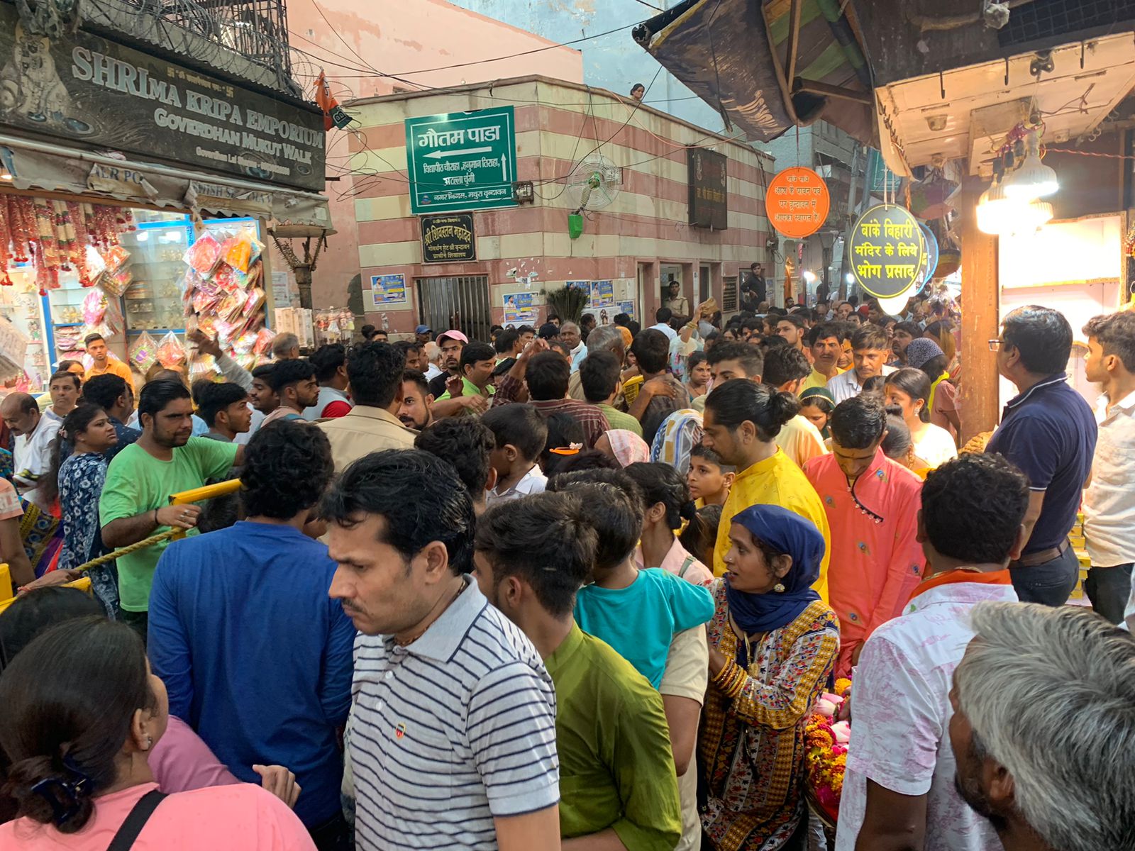 Mathura Vrindavan Banke Bihari Temple; Devotees Fight Video Goes Viral ...