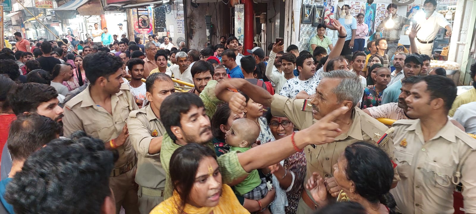 Mathura Vrindavan Banke Bihari Temple; Devotees Fight Video Goes Viral ...