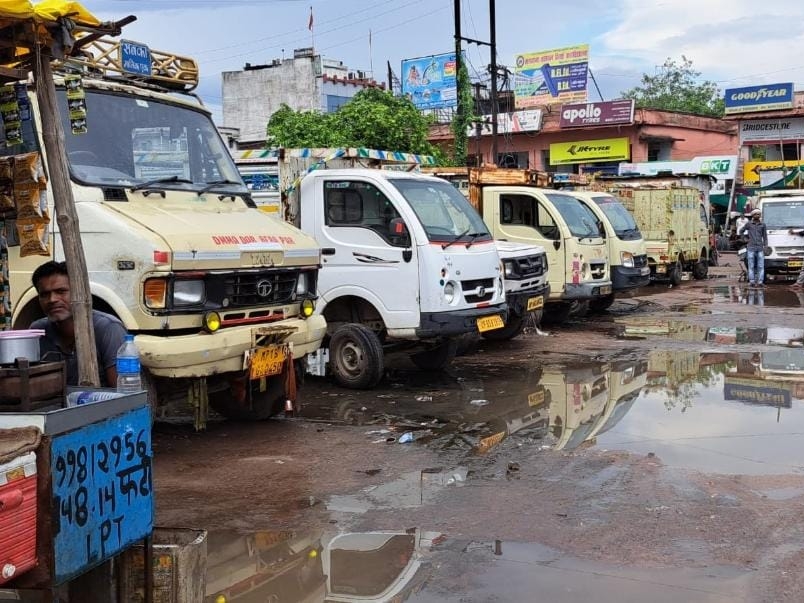 Shopkeeper angry, said- Illegal parking, den of drug addicts and land ...