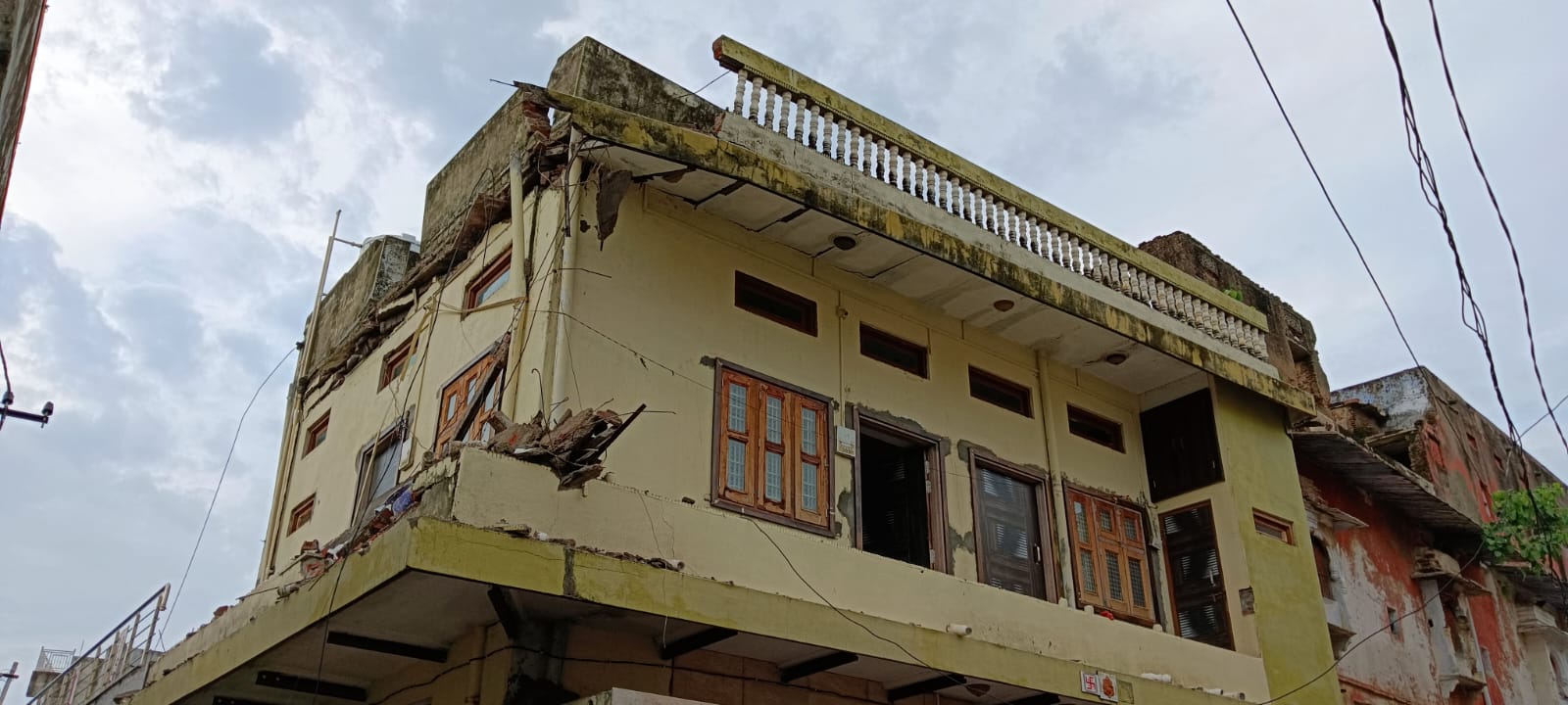 The balcony of the two-storey house fell heavily, the accident was ...