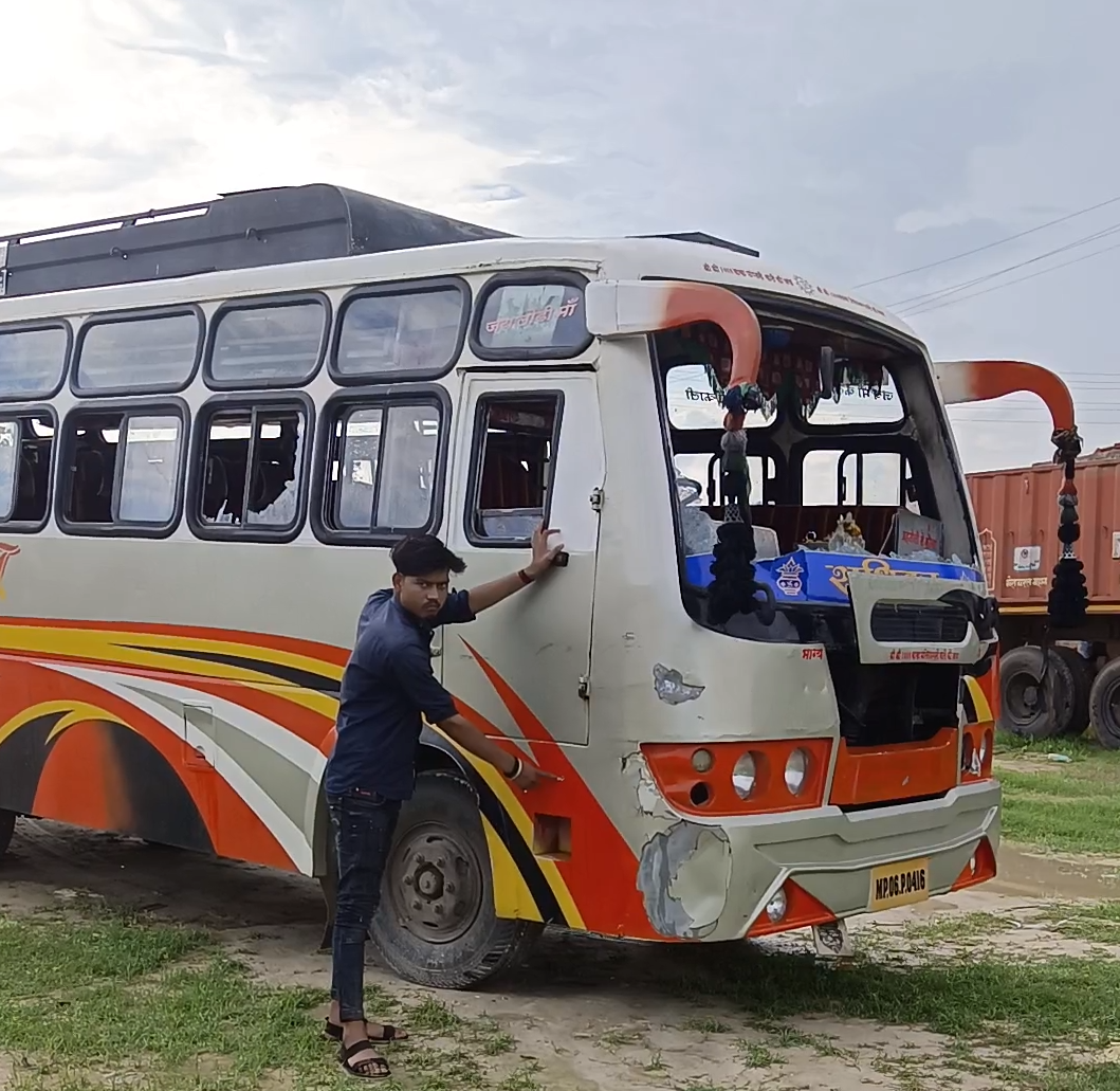 Bullets fired on the bus, passengers injured | मुरैना में 20 रुपए के ...
