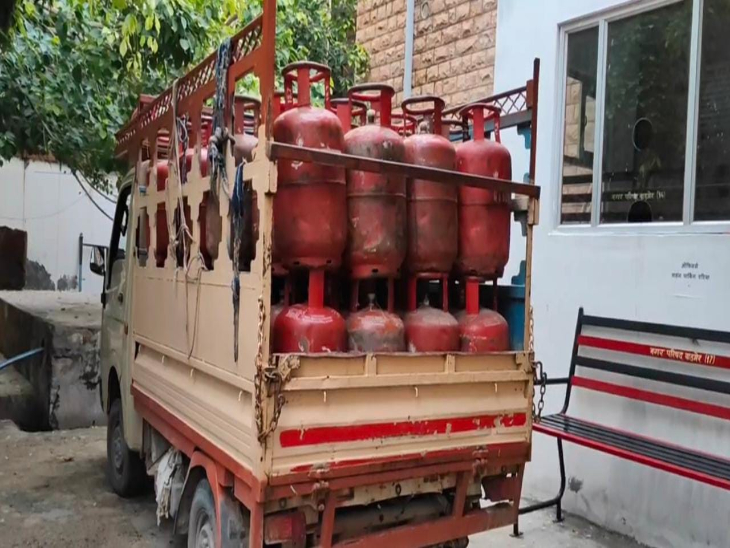 Cylinders were being empty from the gas agency's vehicle at the illegal ...