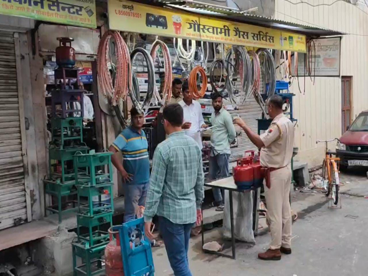 Cylinders were being empty from the gas agency's vehicle at the illegal ...