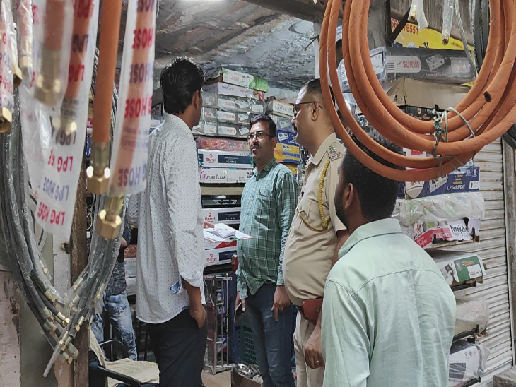 Cylinders were being empty from the gas agency's vehicle at the illegal ...