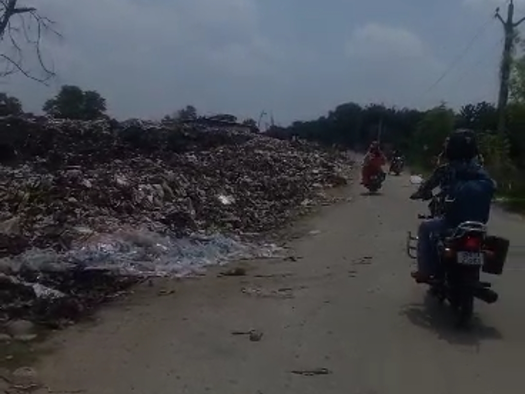 Garbage mountain built on Ghazipur-Chauchakpur road has taken half the ...