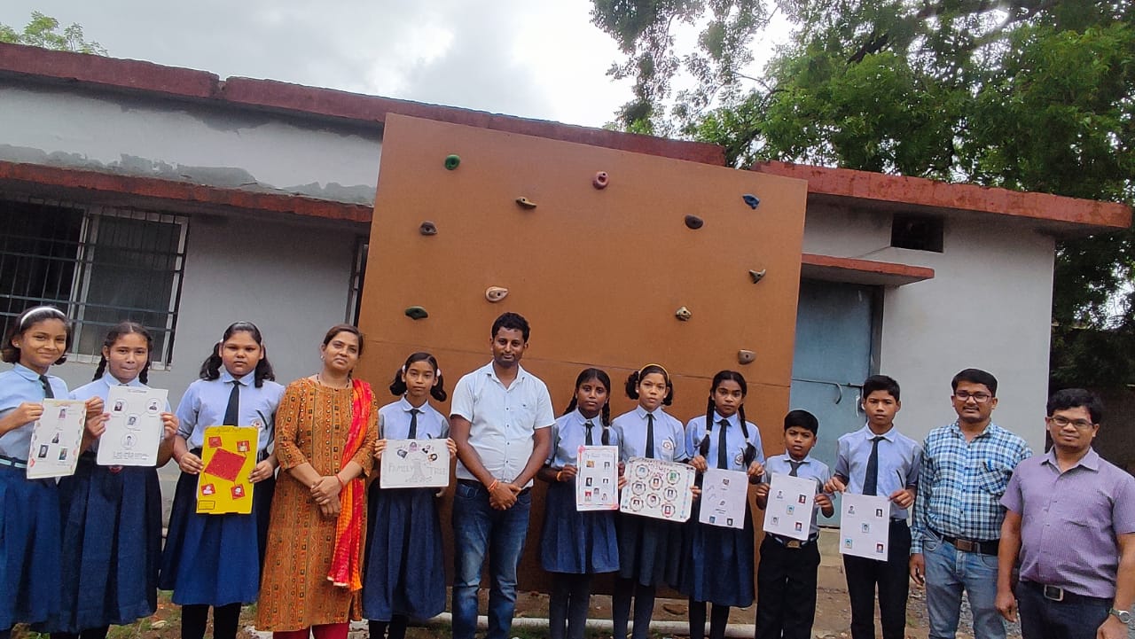 Children of Atmanand School made a family tree, explained the ...