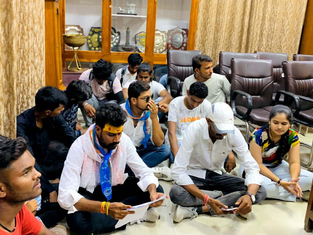 Student leaders handed over memorandum to SPCGCA principal, said ...