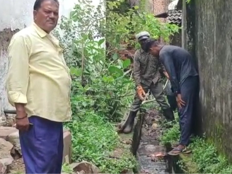 Dead body of newborn found in drain of Ward 11 of Parasia, police is ...