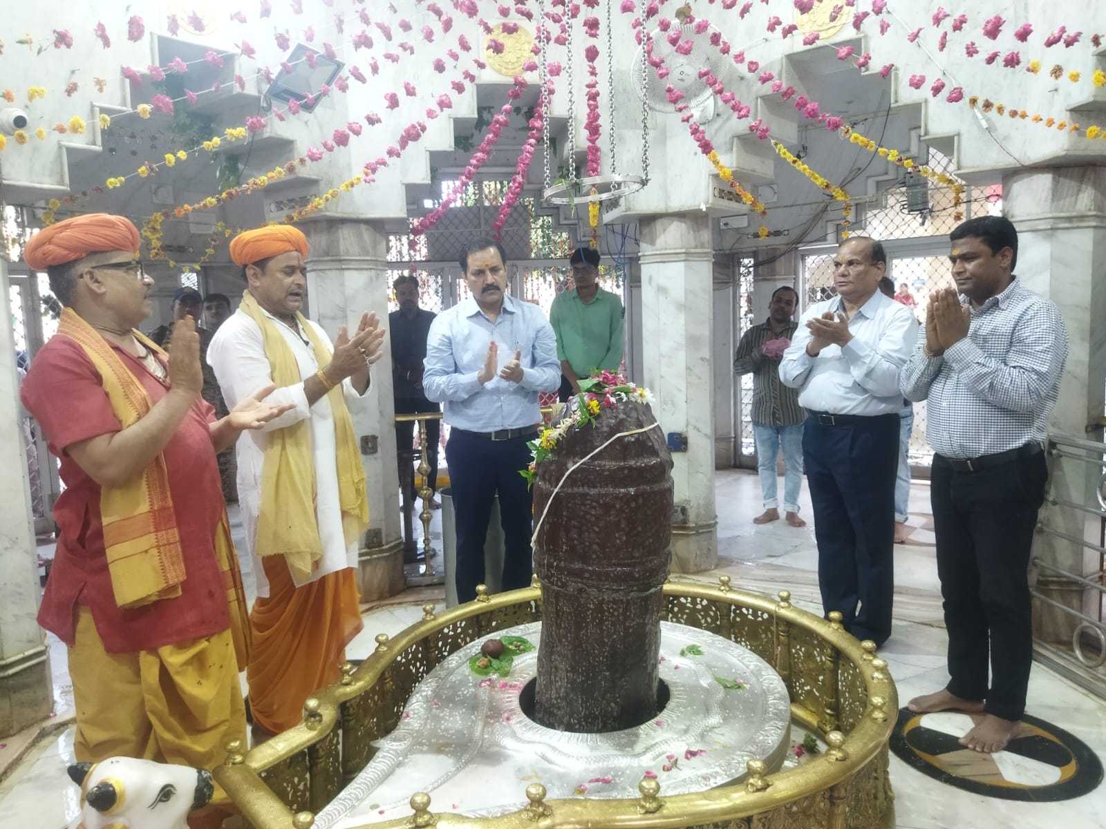 Worshiped at Shiv Dham Kundeshwar before reaching office | कलेक्टर ...