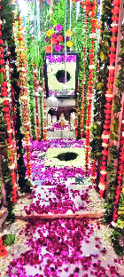 Crowd of devotees at Shiv Kund in the month of Shravan, decorated ...