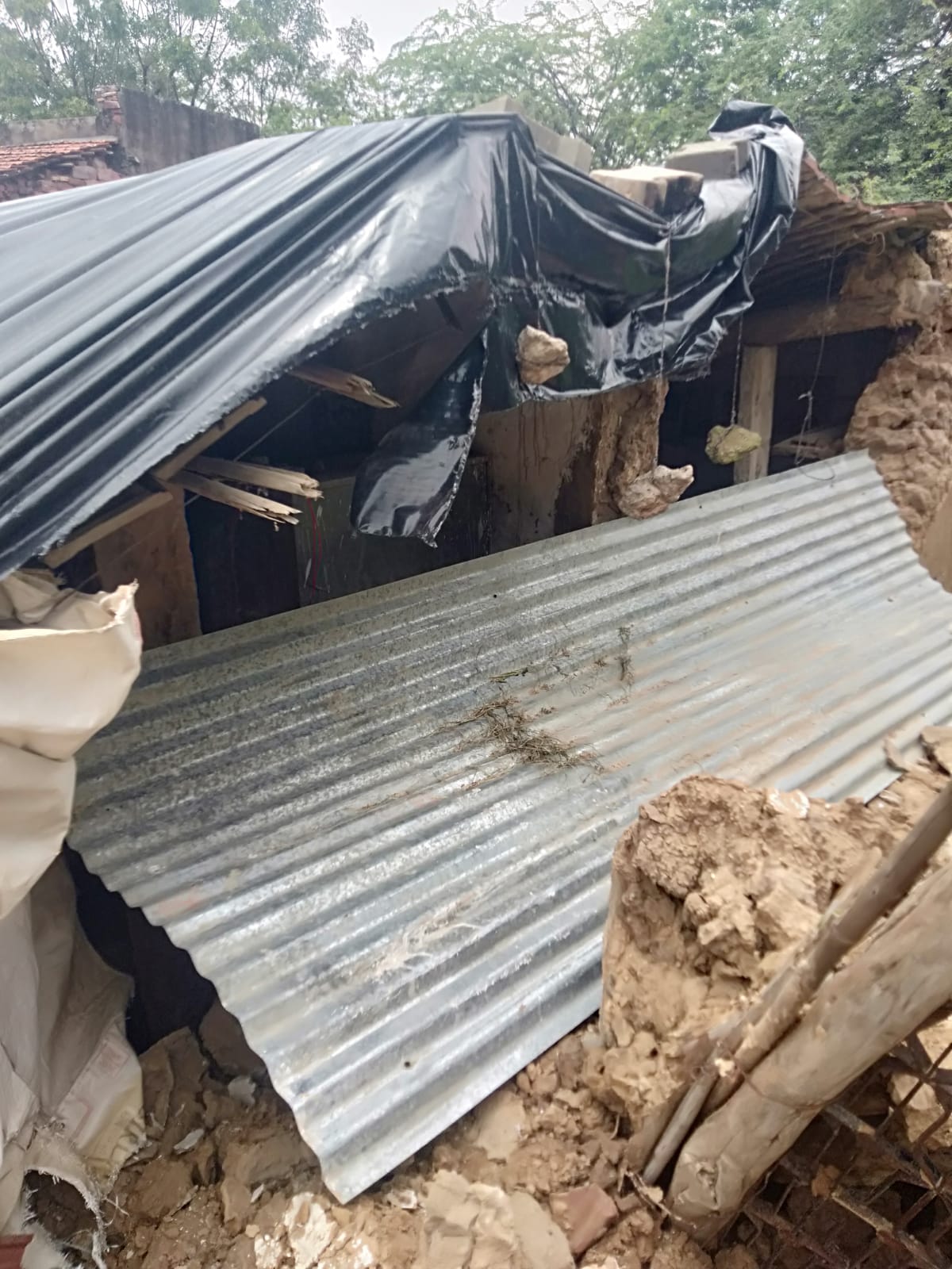 Two Kelu Posh houses collapsed due to rain in Rajdand, demand for ...