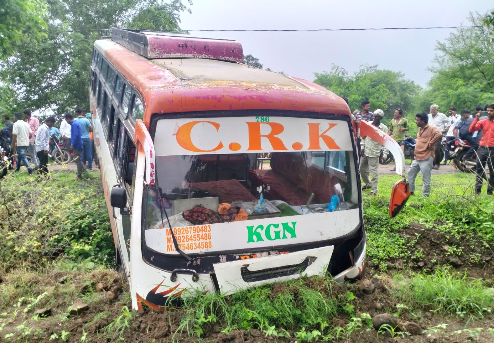 Bus carrying school children fell into a ditch due to steering failure, 4 minor injuries | स्कूल ...