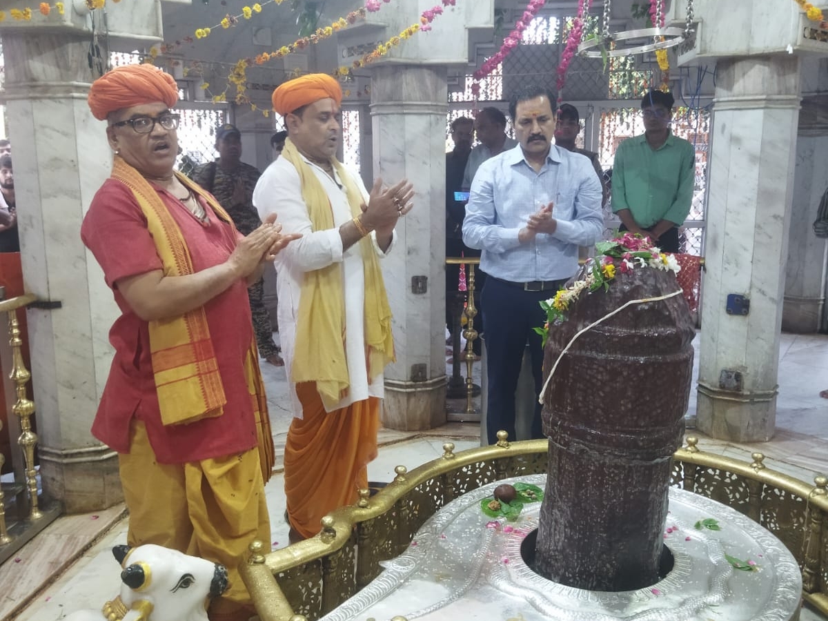 Worshiped at Shiv Dham Kundeshwar before reaching office | कलेक्टर ...