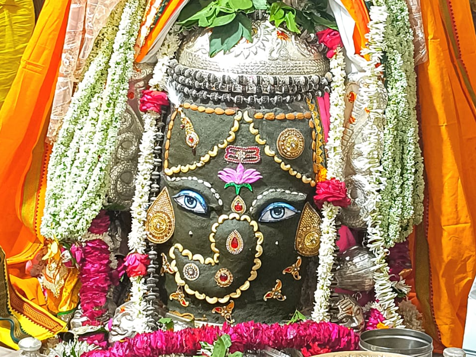 Make up in the form of Lord Ganesha by offering Tripun flowers and ...