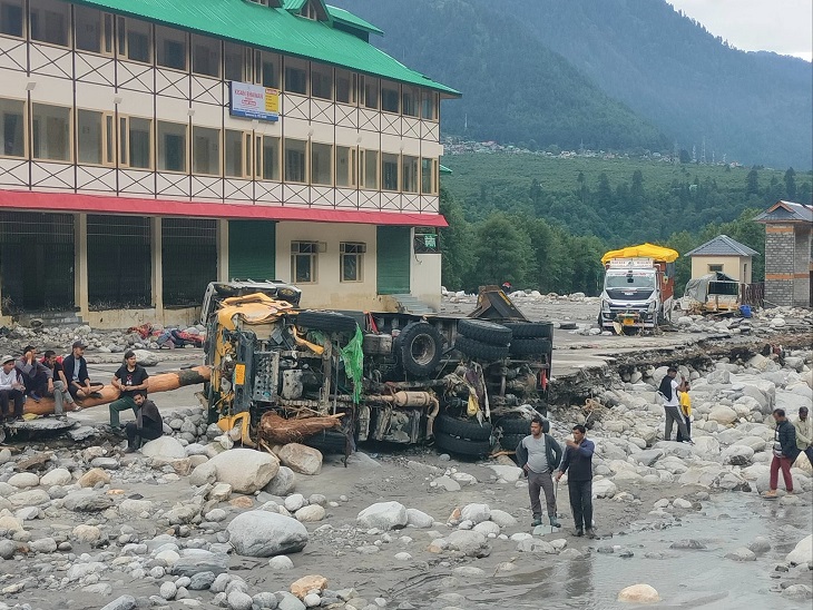 Manali Flood Situation Photos Update; Manali Kullu Rainfall | Monsoon ...
