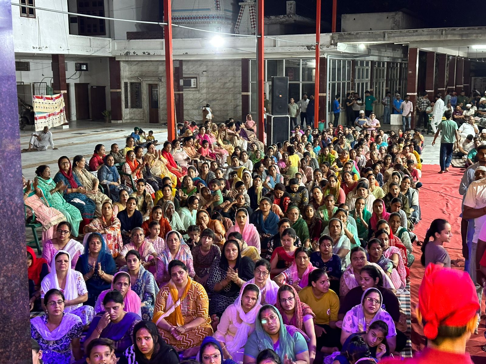 Sleep in red loincloth... Devotees swing on | लाल लंगोटो हाथ में सोटो ...