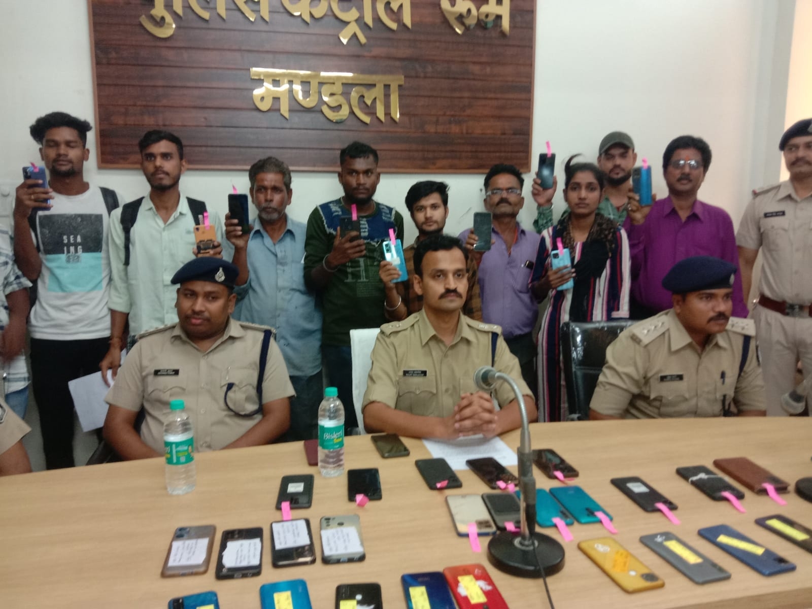 Mandla police recovered 52 mobiles worth Rs 7 lakh and returned them to ...