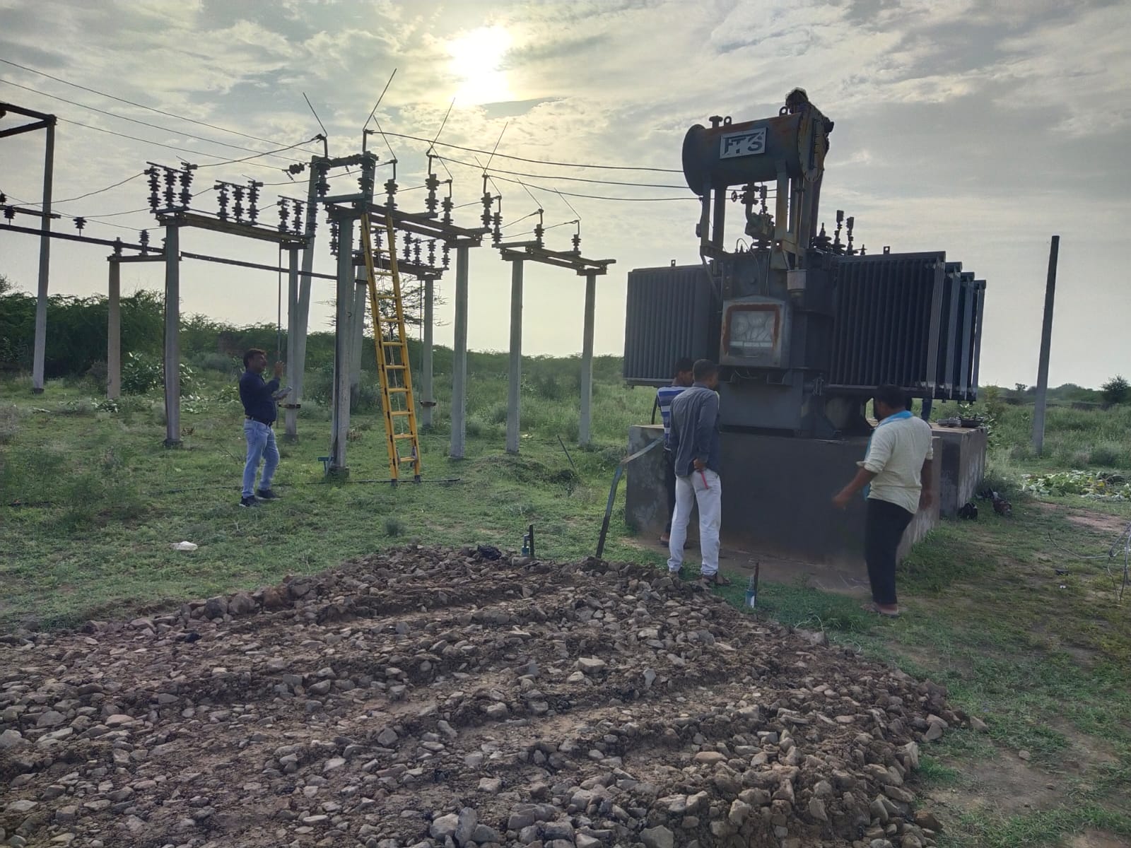 Electricity transformer burnt, power supply stopped in half a dozen ...