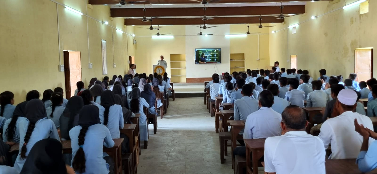 Chief Block Education Officer inspected the school | मुख्य ब्लॉक शिक्षा ...