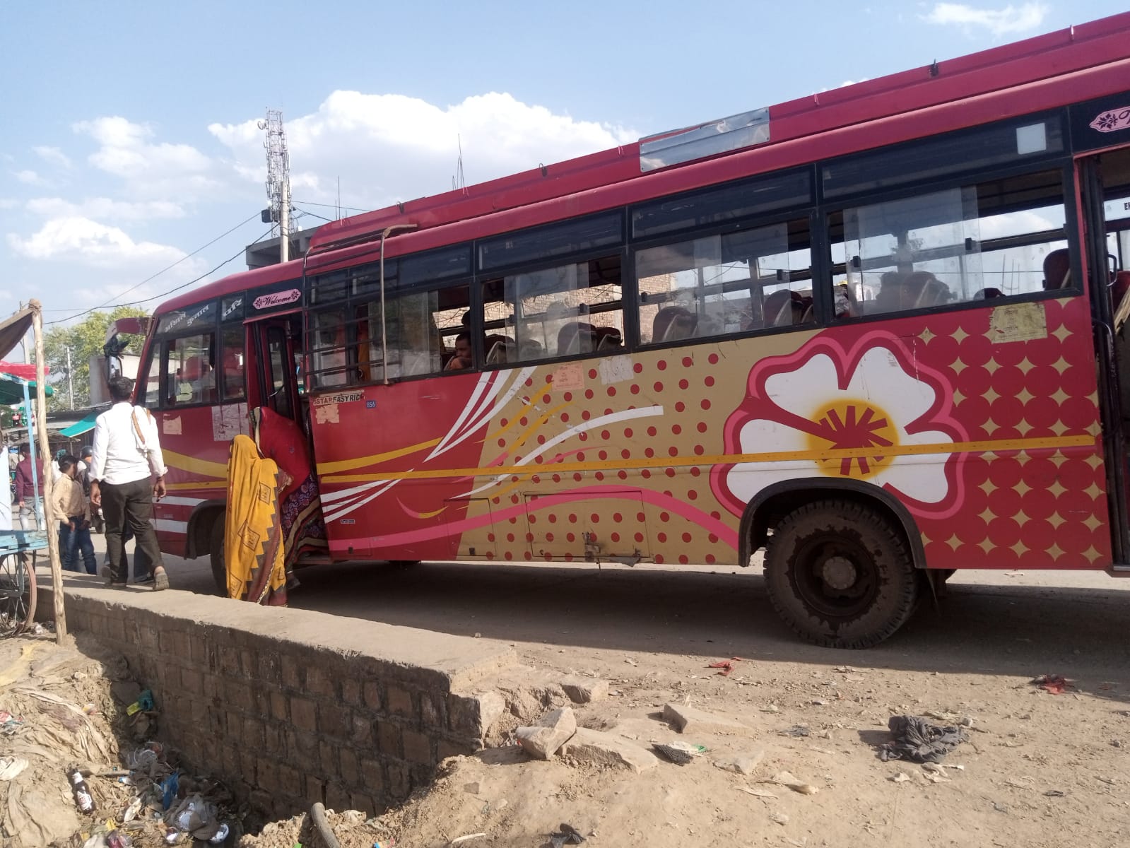 No bus stand, passengers are facing trouble in sun and rain | बस स्टैंड ...