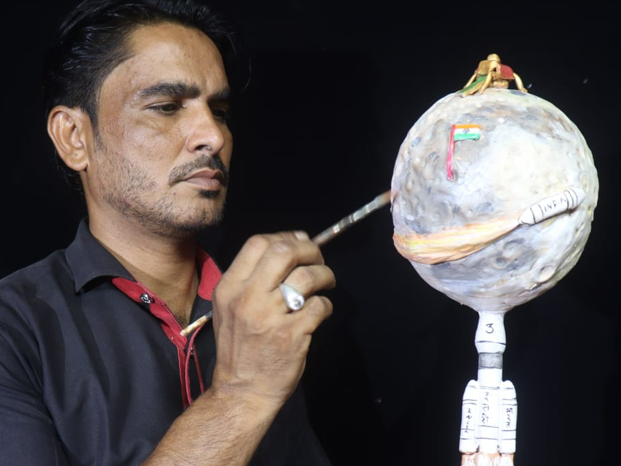 Sculptor Navratna Prajapati depicted Chandrayaan passing all the ...