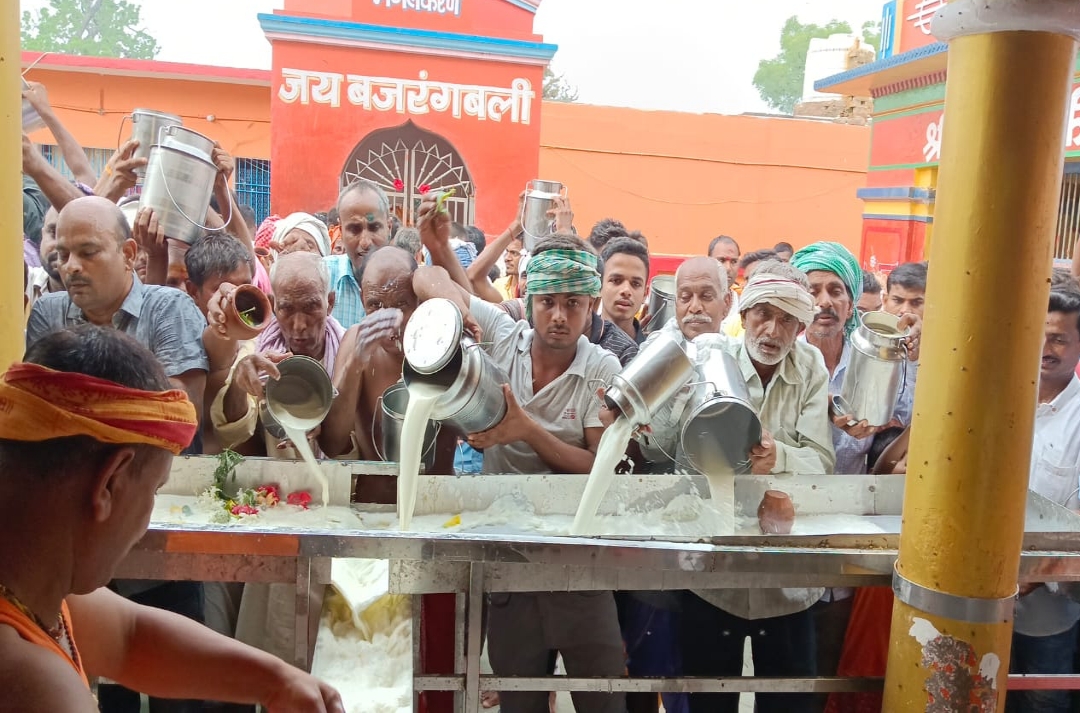 Devotees performed milk anointing of Lord Bholenath in Mahendranath ...