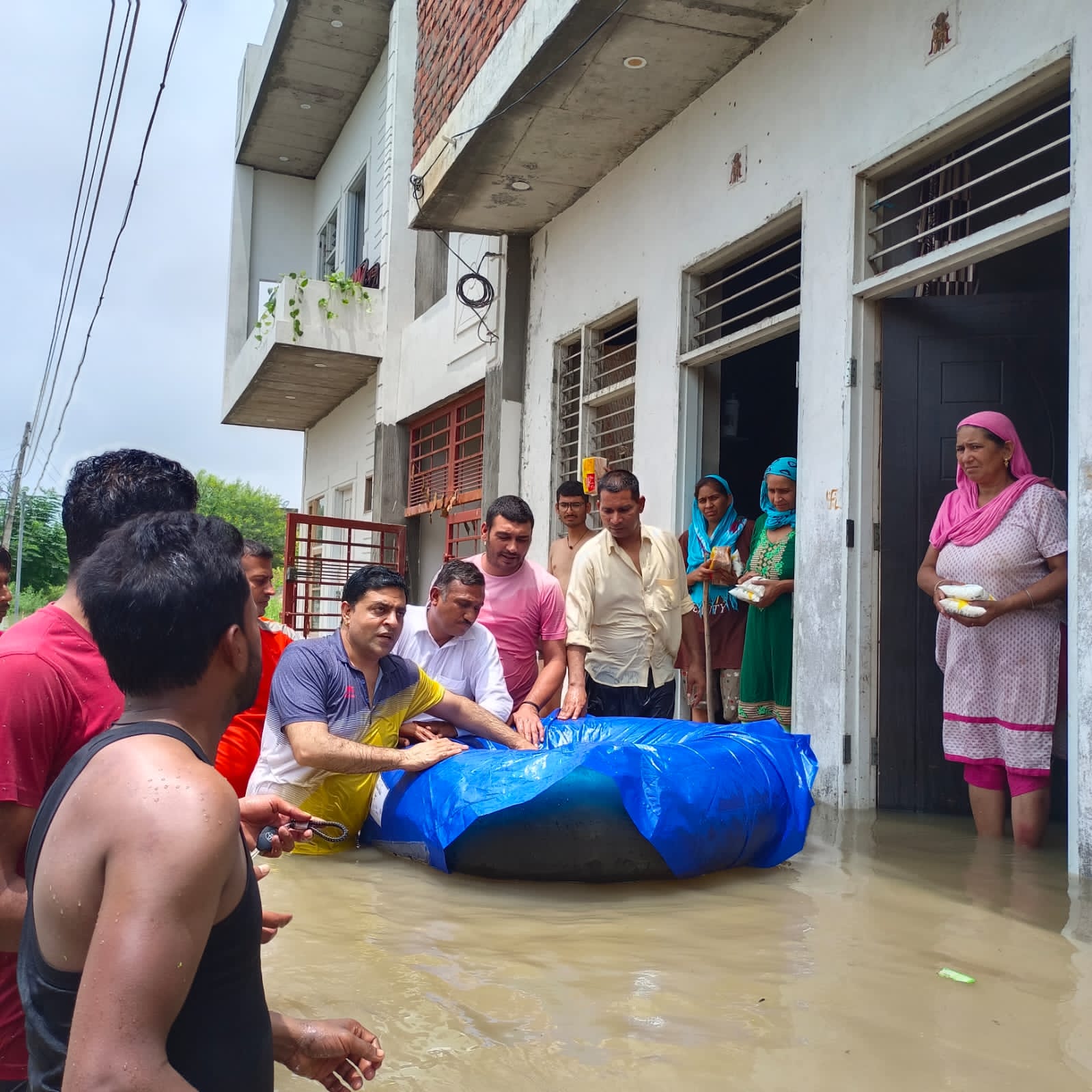 Bharatiya Naujawan Sabha gave bread and milk packets to the people ...