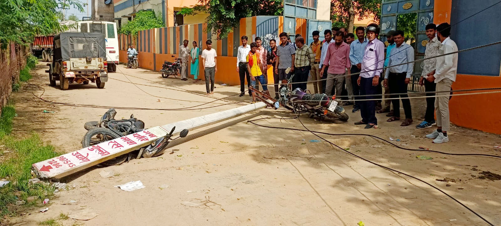 Four poles fell due to entanglement of electric wires in the truck ...