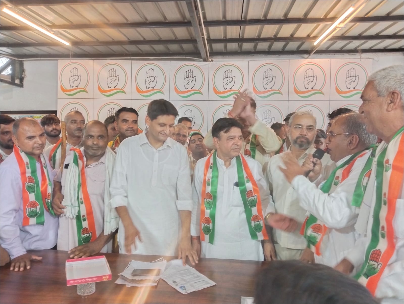 BJP leader Anil Palhawas supported the Congress | भाजपा नेता अनिल ...