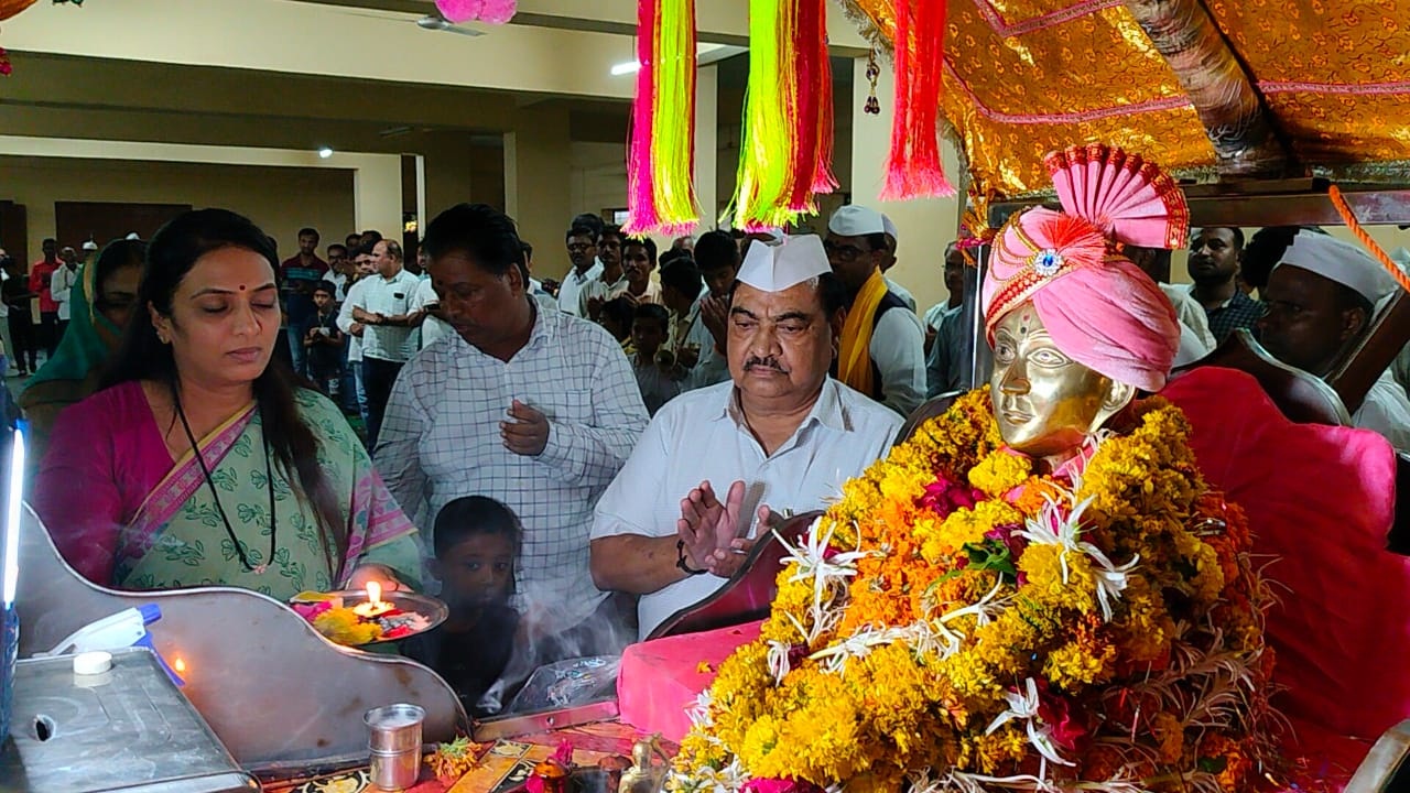 Devotees did bhajan-kirtan after seeing Mukta Devi | मुक्तादेवी के ...