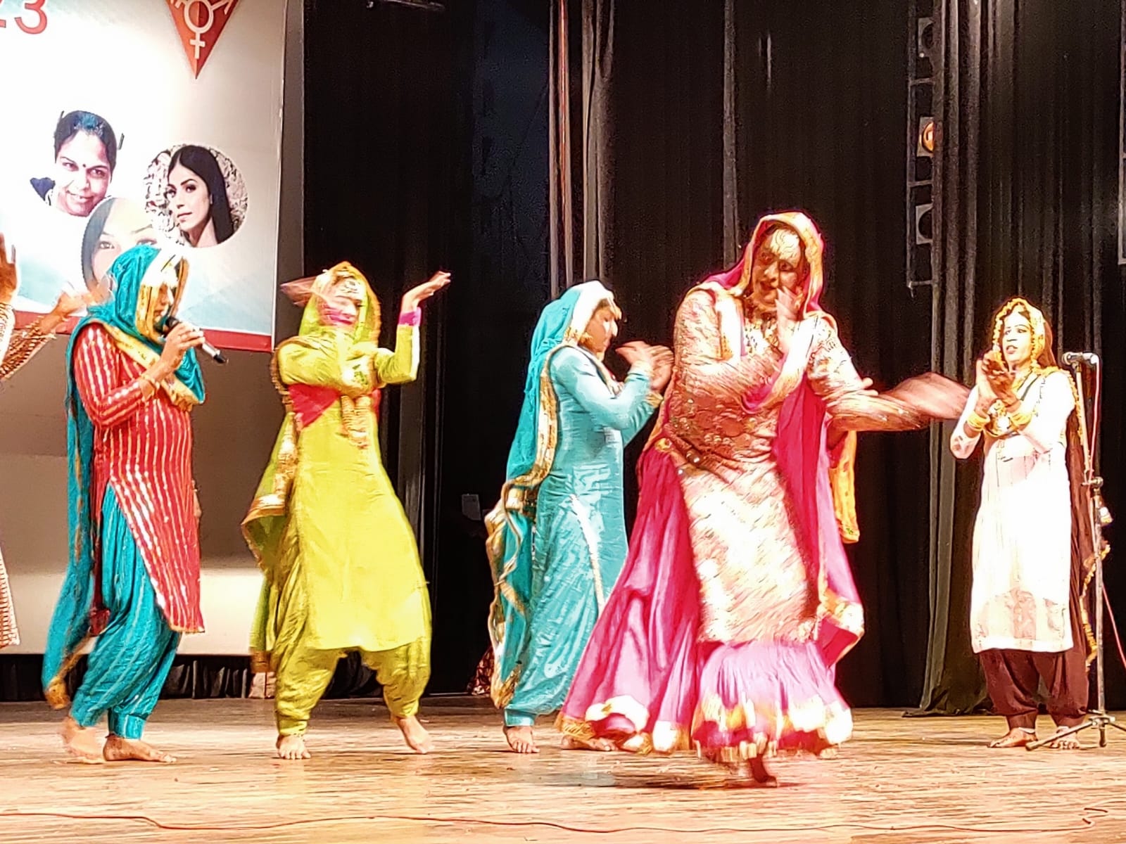 Kinnar Festival colored in the colors of Banke Bihari, Kinnar artists ...